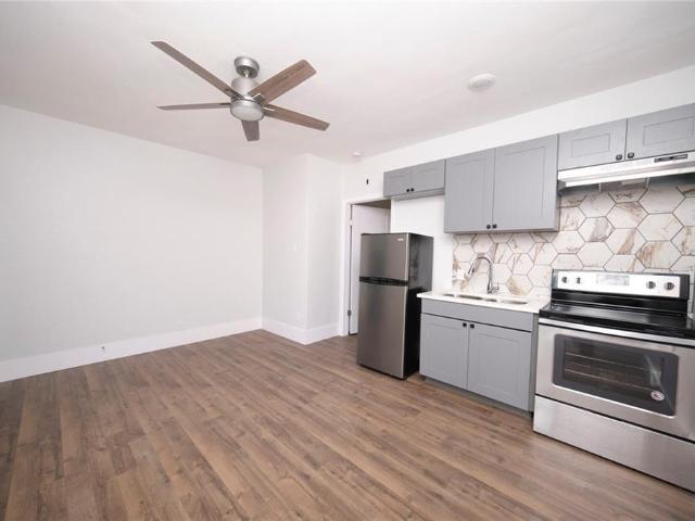 208 W 45th St # 208