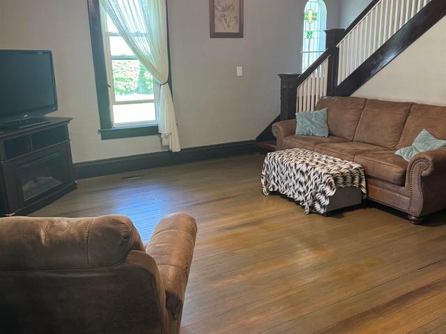 208 W 6th Street