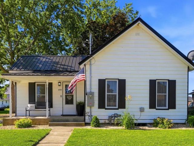 208 W Elm St, Manchester, IA 52057
