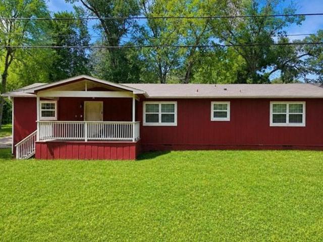 208 W Hull Ave, Gladewater, TX 75647