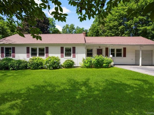 208 Woodhampton Dr, White Plains, NY 10603