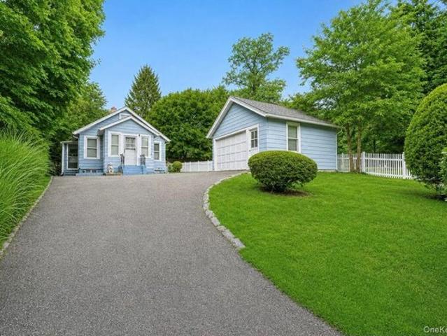 208 Vineyard Rd, Huntington, NY 11743