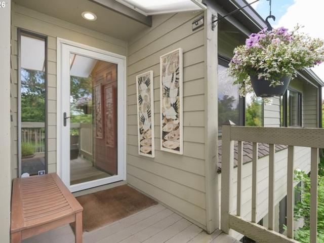 2094 Lake Isle Dr, Eugene, OR 97401