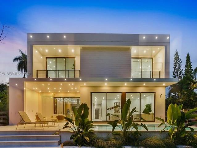 2096 Alamanda Dr, North Miami, FL 33181
