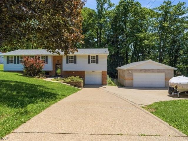 2098 Meadowview Dr, Parkersburg, WV 26104