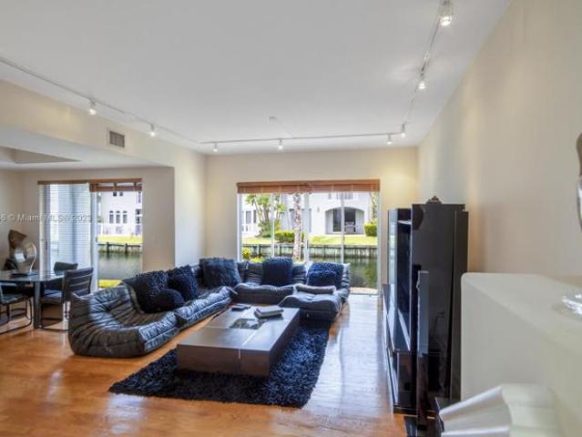 20910 30th Pl NE, Aventura, FL 33180