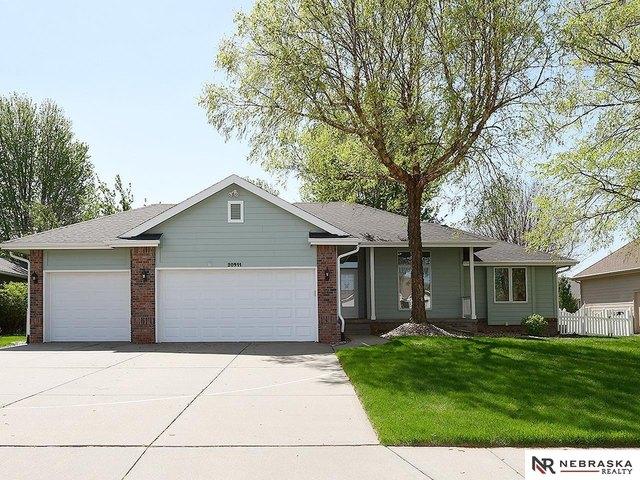 20911 Hampton Cir, Gretna, NE 68028