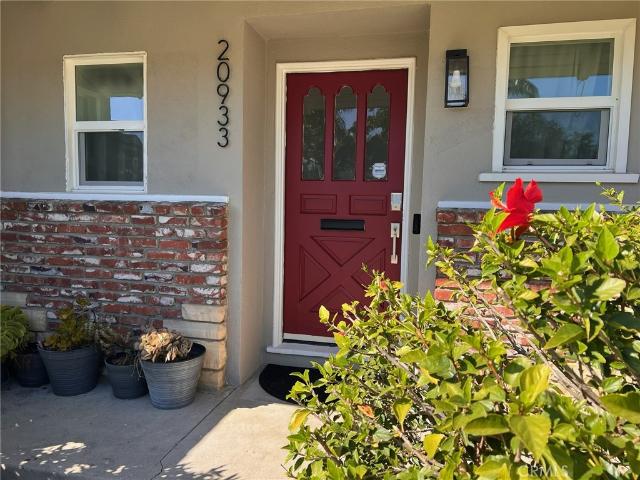 20933 Hemmingway St, Canoga Park, CA 91304 | MLS #SR26061 | Compass