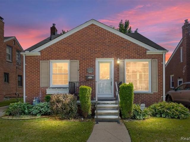 20934 Hunt Club Dr, Harper Woods, MI 48225