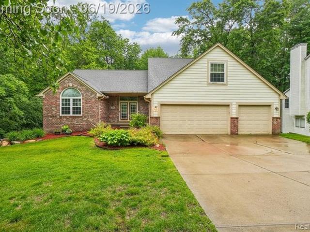 2093 Deer Run Trl, Waterford Township, MI 48329