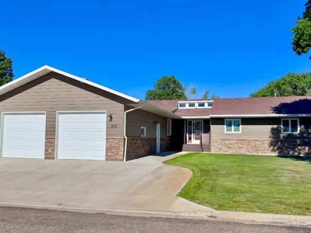 209 10th Ave NW, Bowman, ND 58623