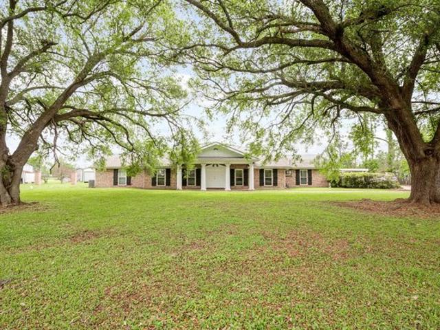 209 Country Estates Dr, Houma, LA 70364