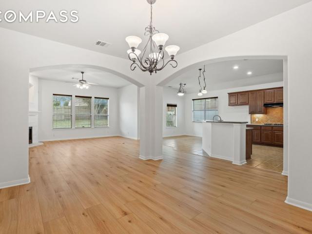 209 Canterbury Dr, Austin, TX
