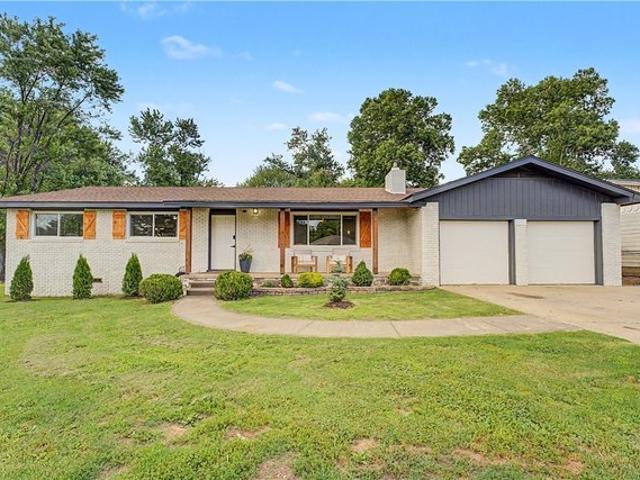 209 Cheri Whitlock Dr, Siloam Springs, AR 72761