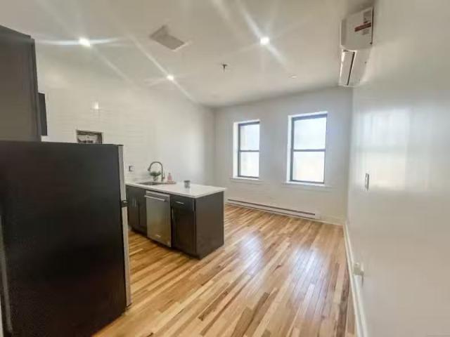 209 Bank Street, 204, New London, CT 06320