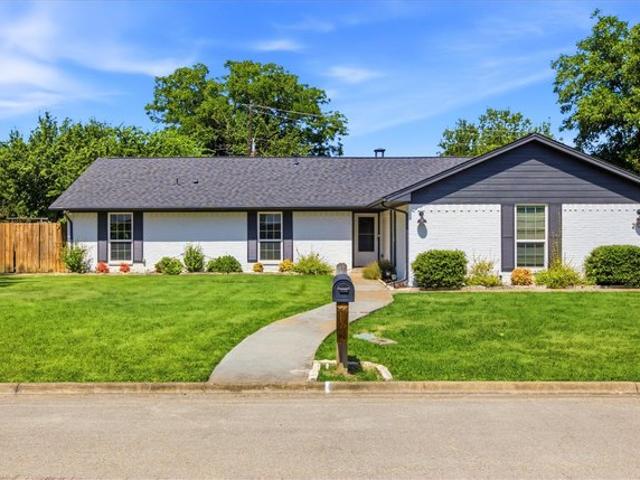 209 Diane Dr, Sanger, TX 76266