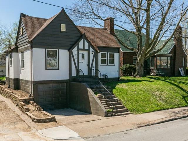 209 E Pleasant St, Davenport, IA 52803