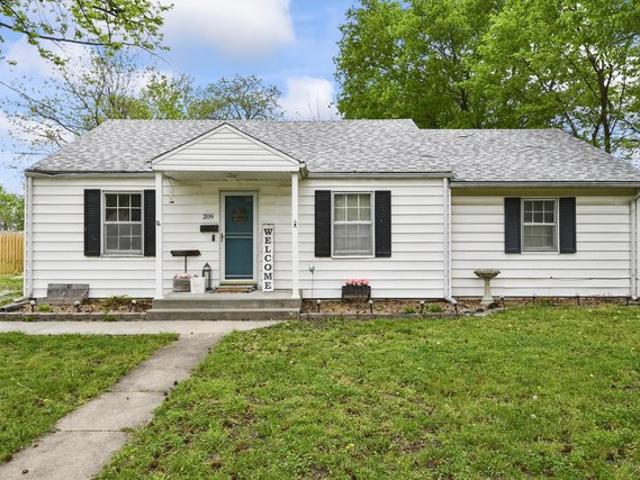 209 E Summit St, Bolivar, MO 65613