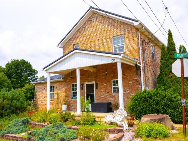 209 Henry St