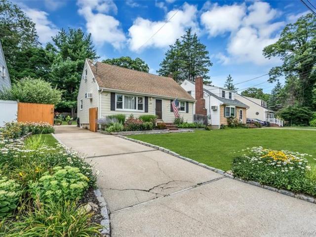 209 Iceland Dr, Huntington Station, NY 11746