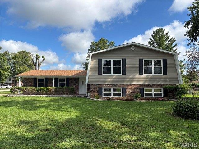 209 Orleans Dr, Fairview Heights, IL 62208