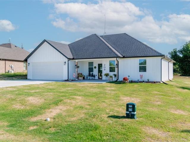 209 Lanai Dr, Runaway Bay, TX 76426