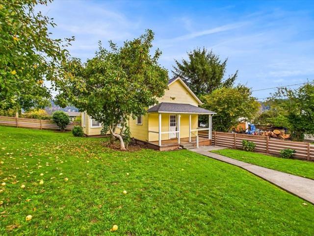 209 Monument Rd, Rio Dell, CA 95562