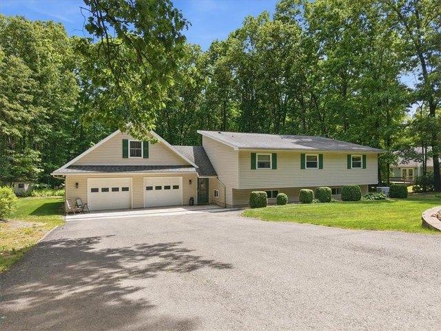 209 Manor Ln E, Mahoning, PA 18235