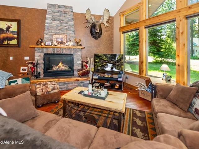 209 Missouri St, Coolin, ID 83821