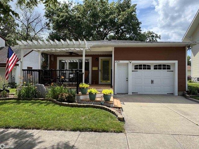 209 S 9th St, Clear Lake, IA 50428