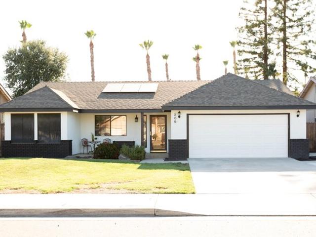 209 S Atwood Ct, Visalia, CA 93291