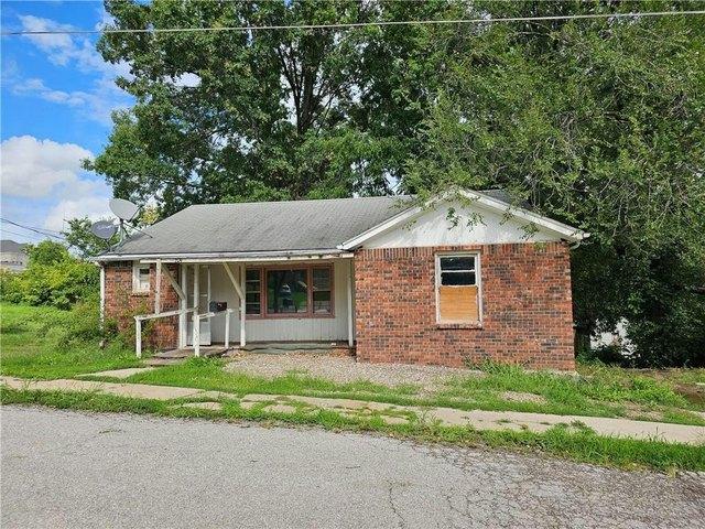 209 S Locust St, Carrollton, MO 64633