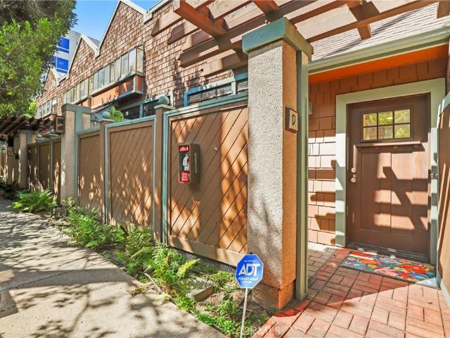 209 S Oakland Ave, Unit D, Pasadena, CA 91101 | MLS #PF26055 | Compass