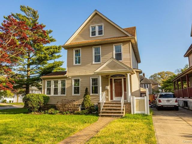 209 Smith St, Freeport, NY 11520