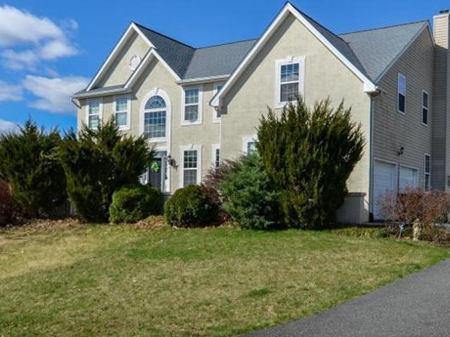 209 Shadybrooke Dr, Douglassville, PA 19518
