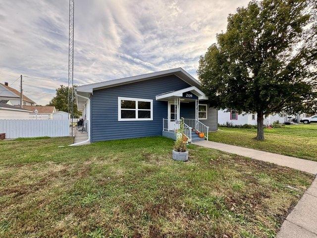 209 W 12th St, Cozad, NE 69130