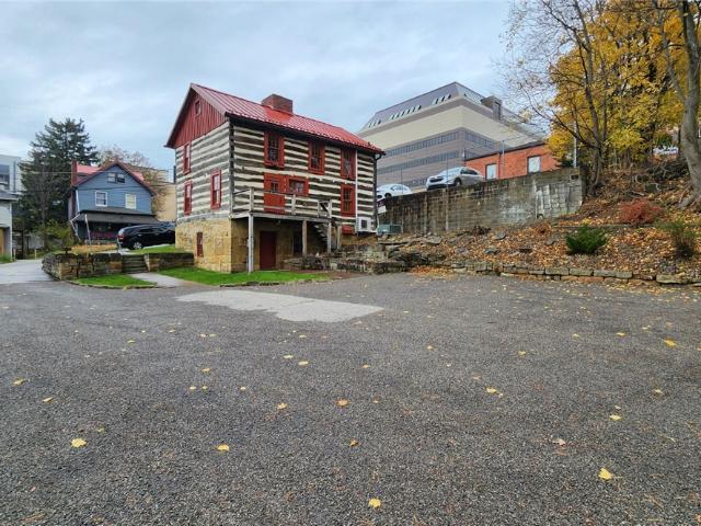 209 W Diamond St