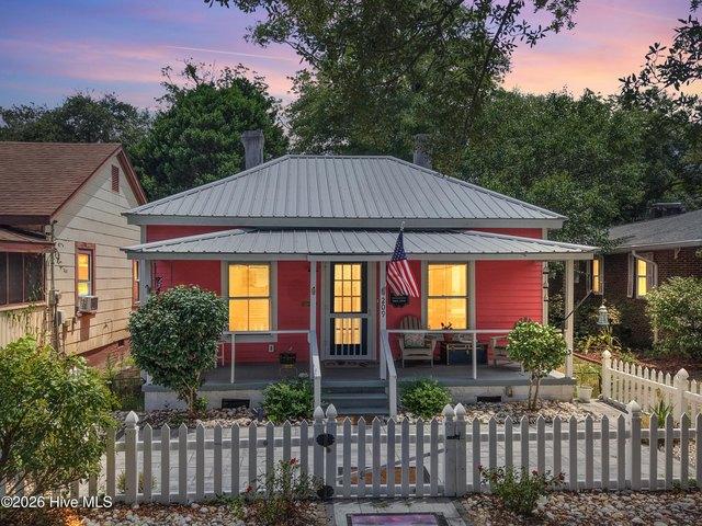 209 W St George St, Southport, NC 28461