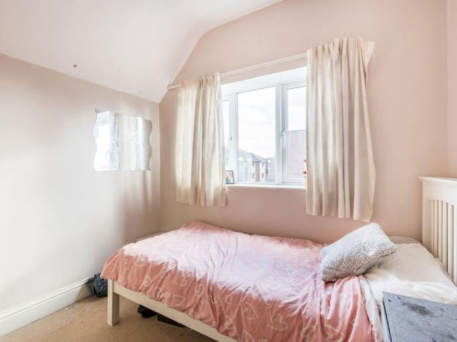 20 22 Station Road West, Oxted RH8, 2 bed flat to rent, £1,375 pcm | PrimeLocation