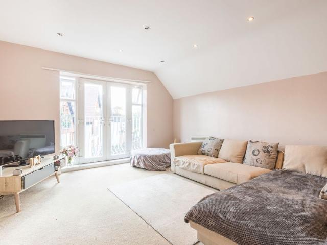 20 22 Station Road West, Oxted RH8, 2 bed flat to rent, £1,400 pcm | PrimeLocation
