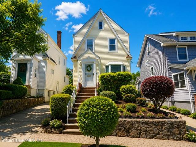 20 University Pl, Staten Island, NY 10301