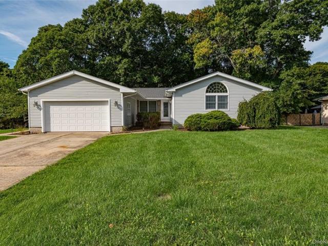 20 Valley Dr, East Moriches, NY 11940