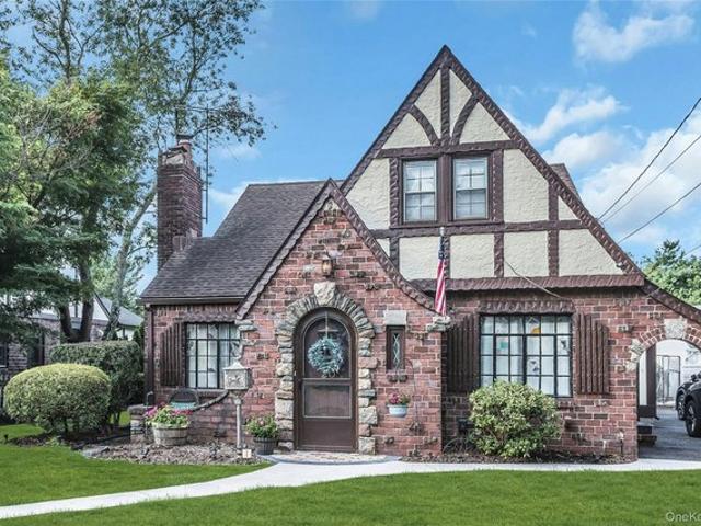 20 Voorhees Pl, Malverne, NY 11565