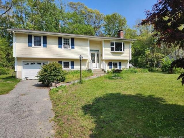 20 West Dr, Ledyard, CT 06335