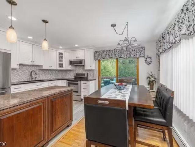 20 Winding Hill Dr, Vernon, NJ 07461 654285779
