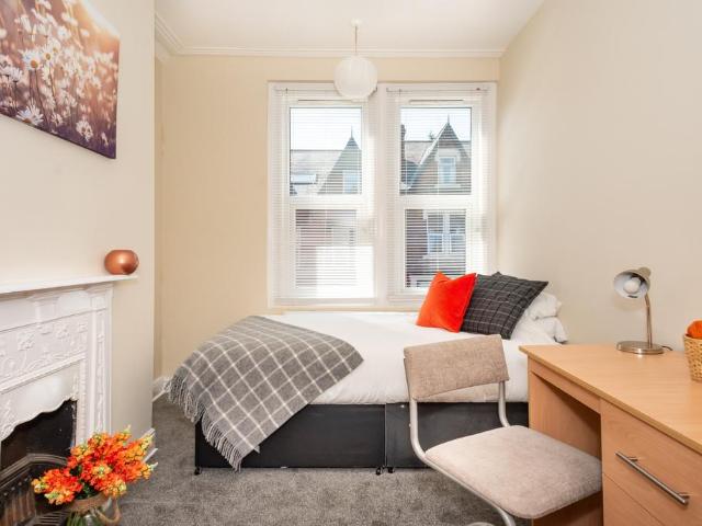 20 Winston Gardens, Headingley. 6 bed terraced house to rent £3,224 pcm £744 pw