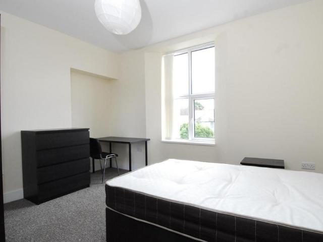 20 Woodland Terrace, Plymouth PL4 2 bed flat to rent £1,274 pcm £294 pw