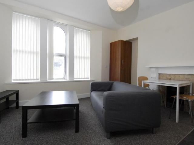20 Woodland Terrace, Plymouth PL4 2 bed flat to rent £1,274 pcm £294 pw