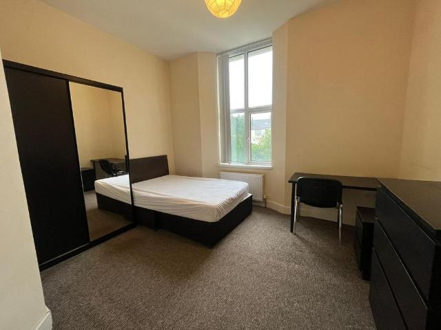 20 Woodland Terrace, Plymouth PL4 2 bed flat to rent £1,274 pcm £294 pw