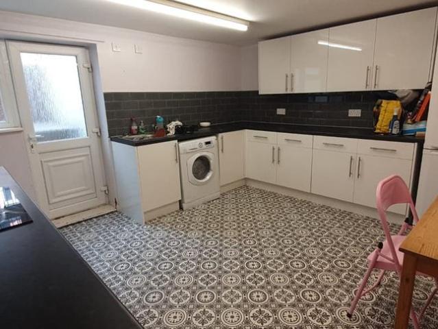 20 Ash Road, Headingley, Leeds LS6 6 bed terraced house to rent £2,418 pcm £558 pw